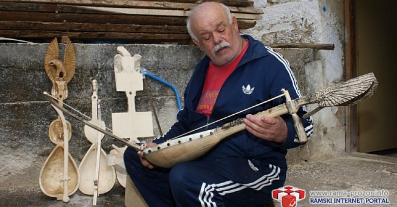 (VIDEO) SPAŠAVA OD ZABORAVA Umirovljenik iz ramskog sela izrađuje 'jedini instrument na kojem je ...