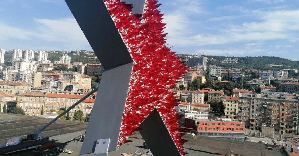 Postavljena umjetnička instalacija "Spomenik crvenoj Rijeci ...