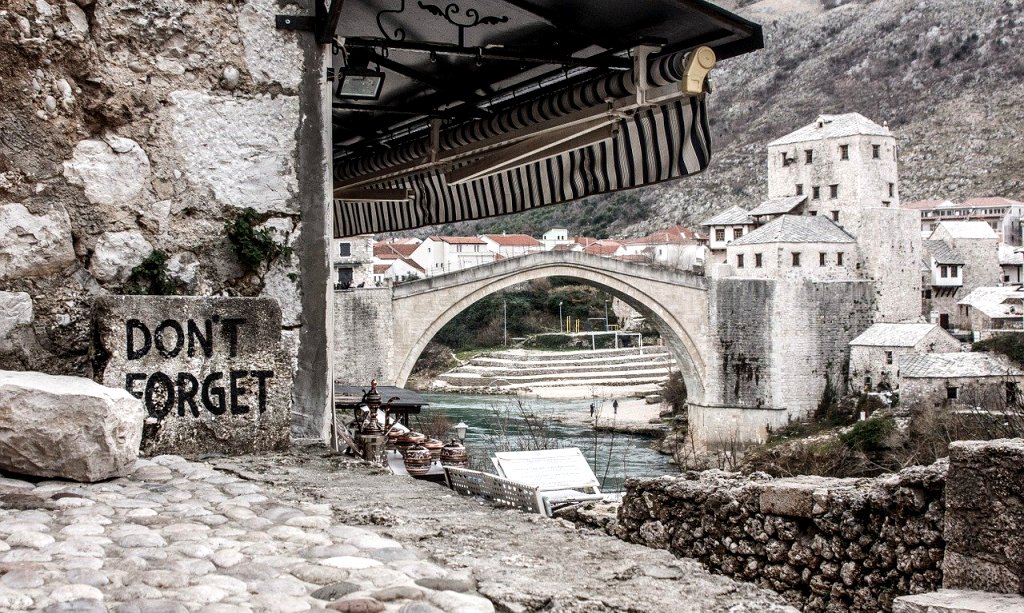 U Mostaru sve radi! Kafići, restorani, klubovi, trgovački centri... Baš ...