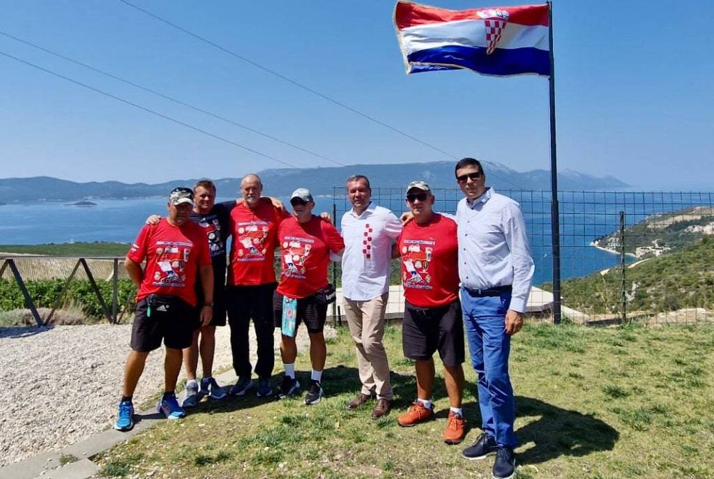 Četvorica hrvatskih branitelja iz Varaždina pješice stigla do Pelješkog mosta