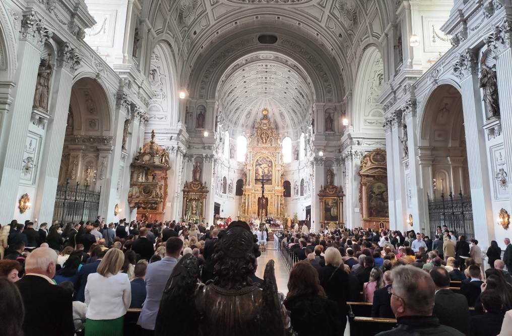 U Münchenu održana Prva sveta pričest za 154 djece u najmnogoljudnijoj ...