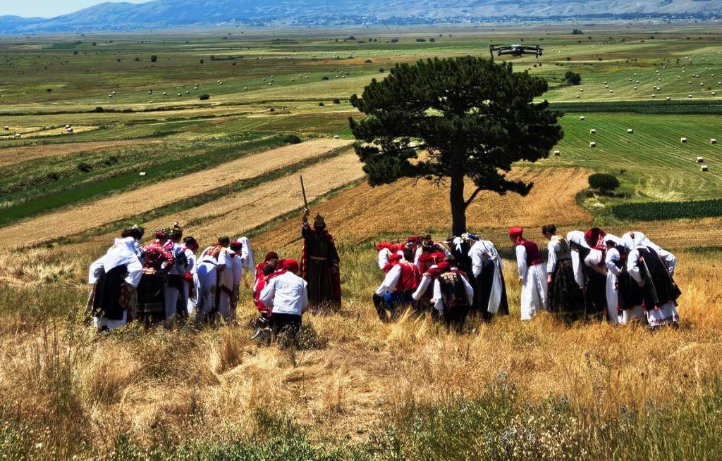 Sudionice 11. Revije i izbora najljepše Hrvatice u narodnoj nošnji ...