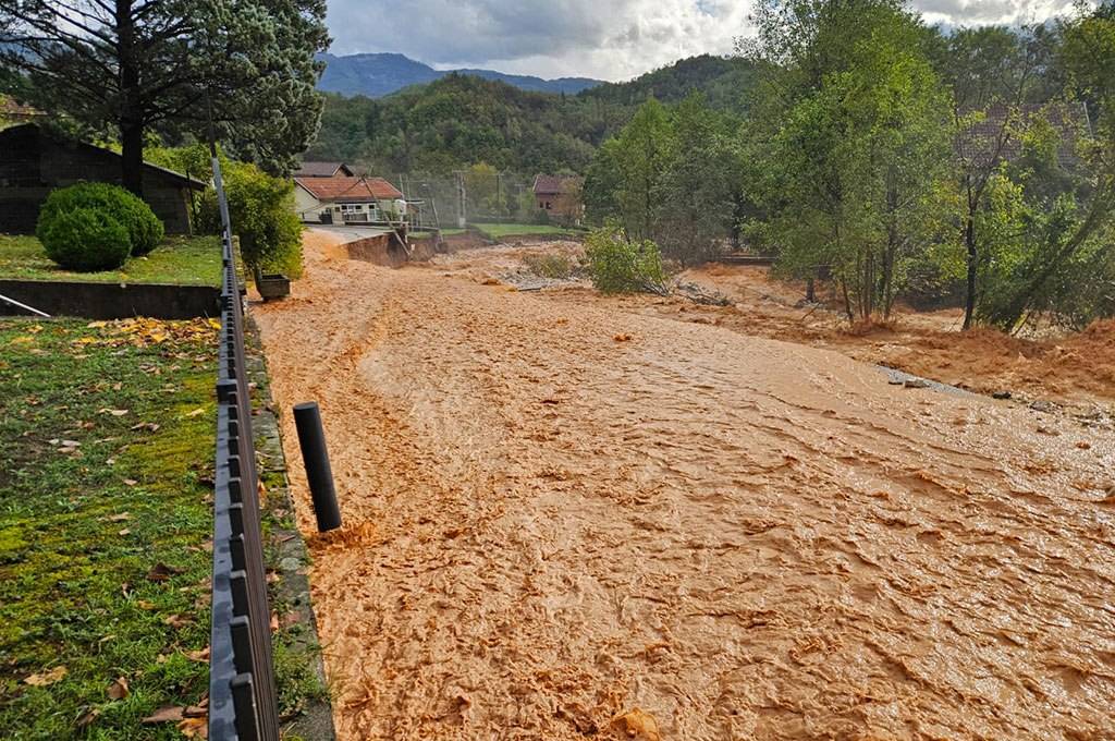 Spasioci tragaju za nestalima nakon poplava i odrona u Jablanici
